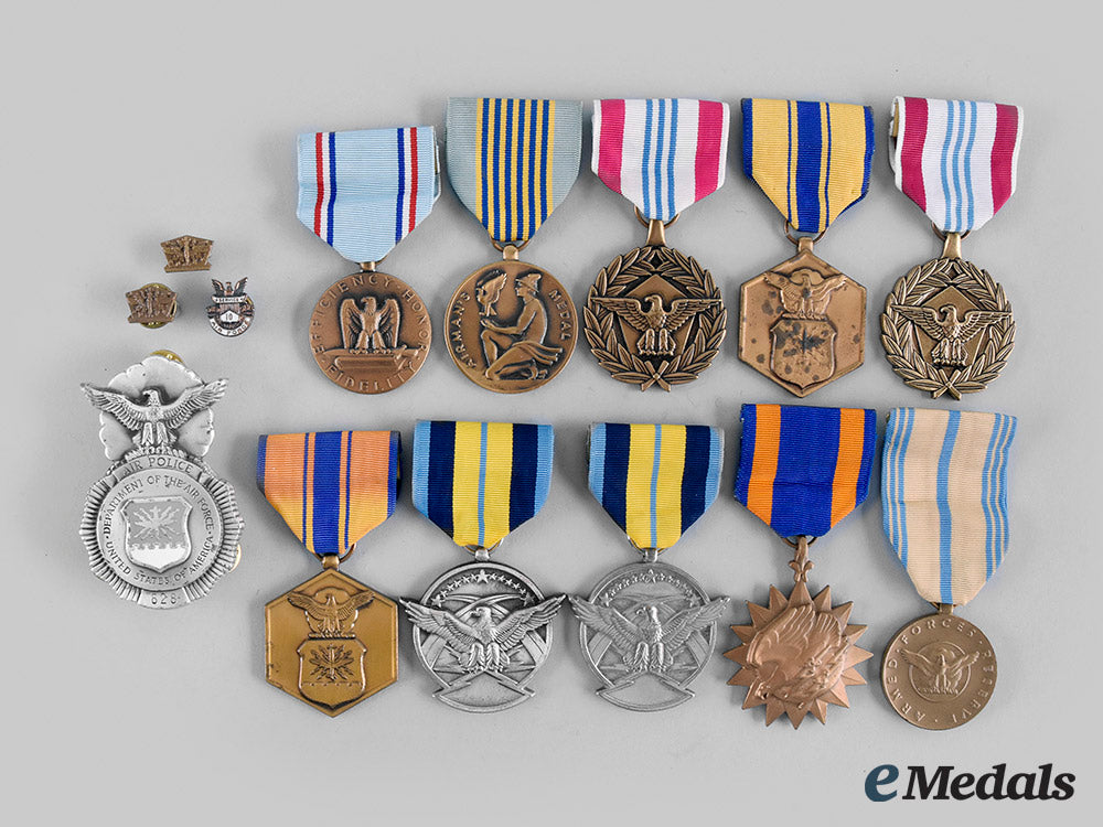 United States. A Lot Of Fourteen United States Air Force (Usaf) Items ...