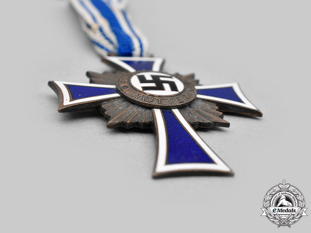 Germany, Third Reich. A Pair Of Honour Crosses Of The German Mother, B ...
